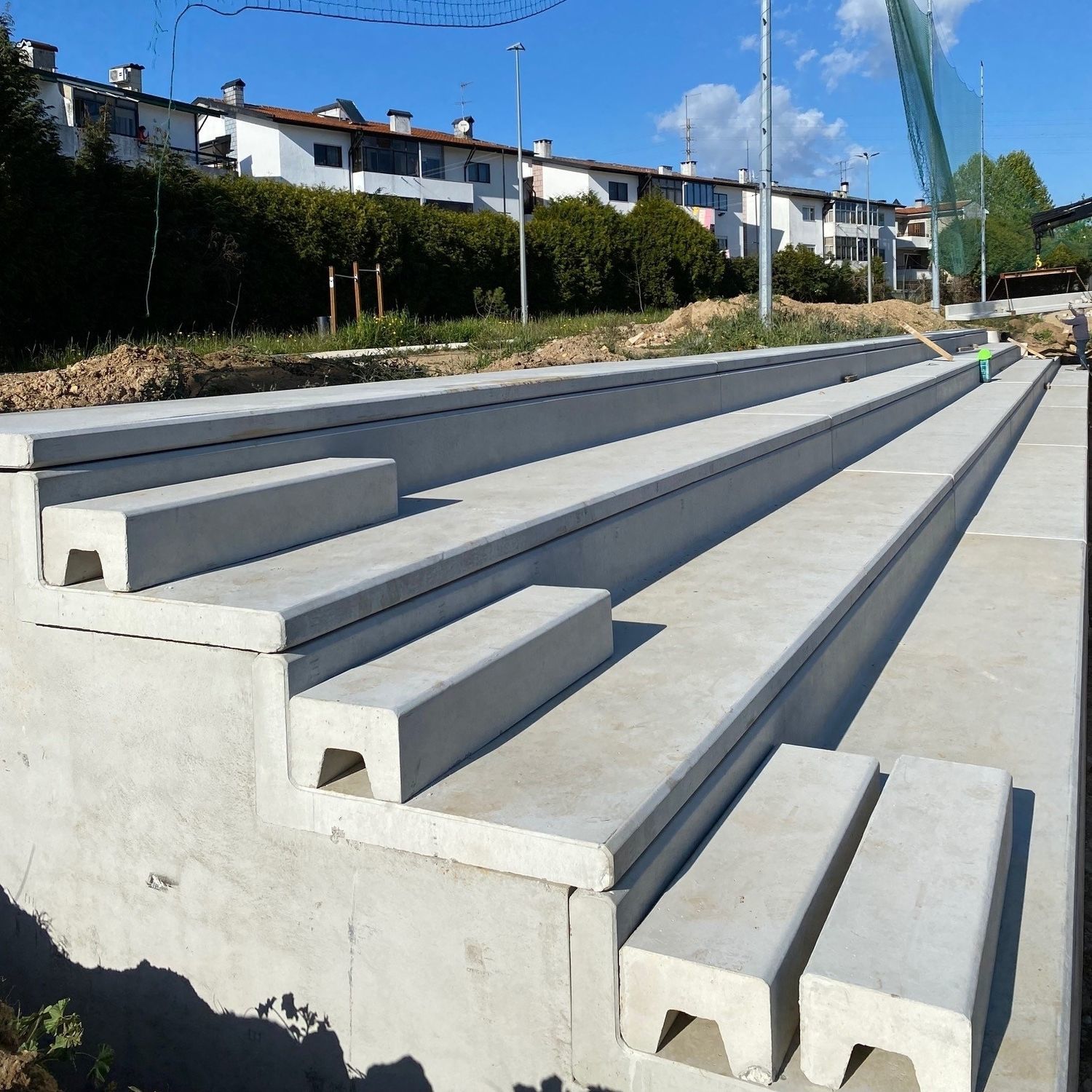 Grada prefabricada - A Cimenteira do Louro - de hormigón armado / recta