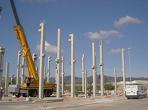 Poste prefabricado de hormigón armado - Planas - con ménsula