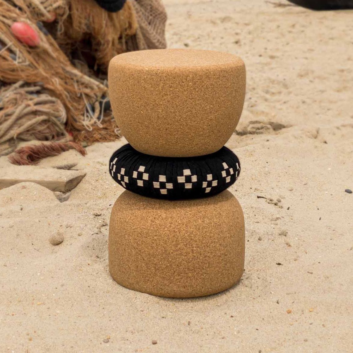 Mesita auxiliar contemporánea - VARINA - DAM - de corcho / de fieltro ...