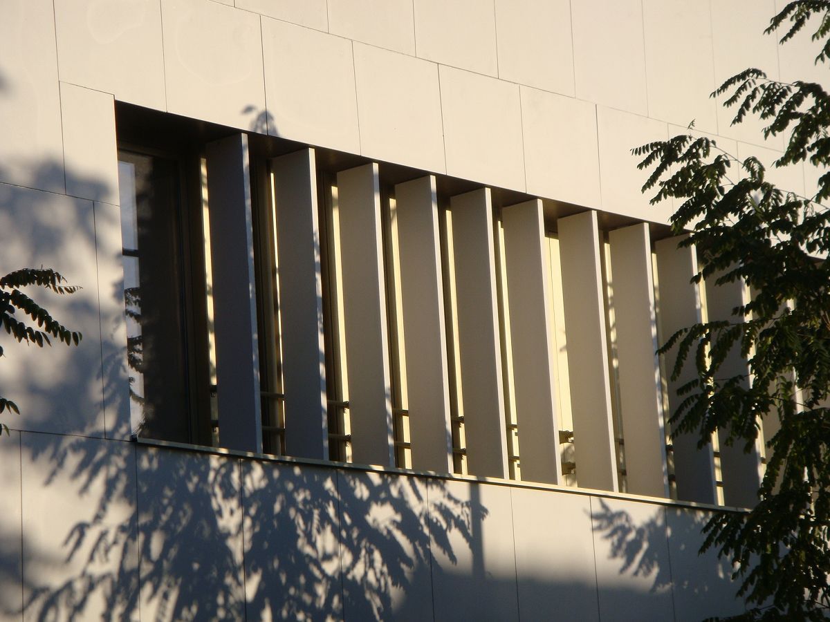 Celosía con lamas de composite - ACRYTHERM® - REBETON - para fachada ...