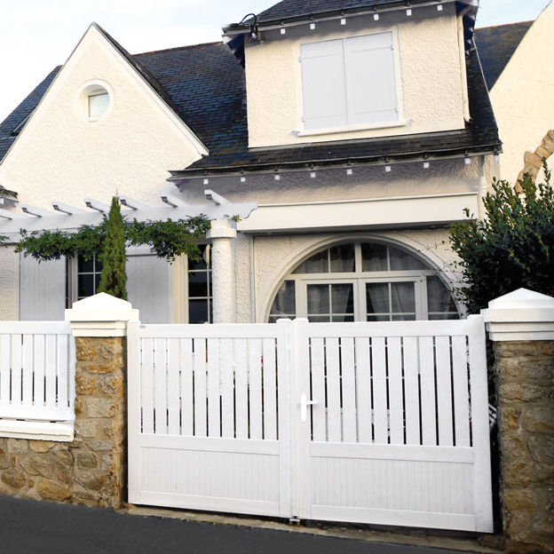 Portón abatible - TRYBA - de PVC / con barrotes / para uso residencial