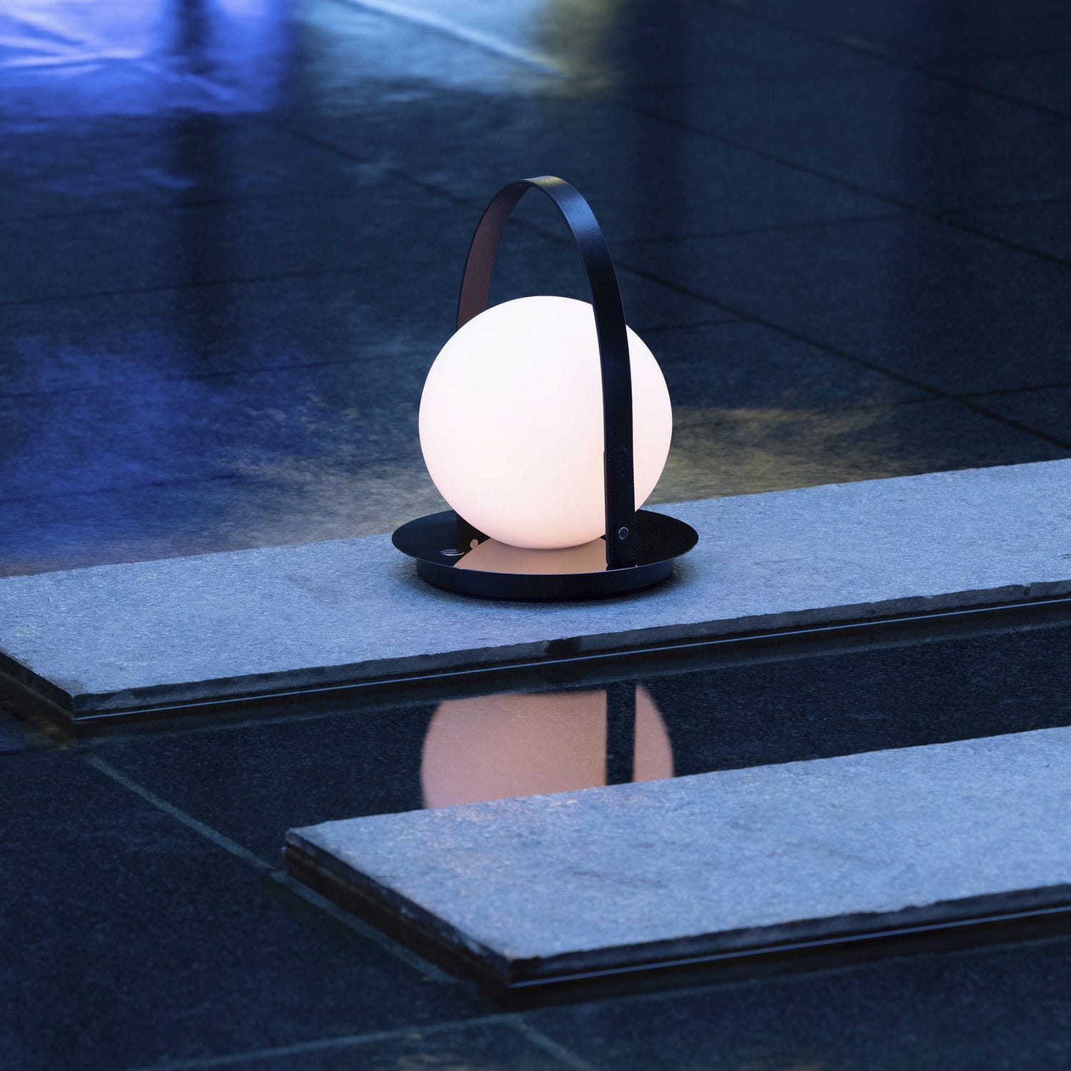 Lámpara de mesa - BOLA - Pablo Designs - de latón / de cromo / de cuero