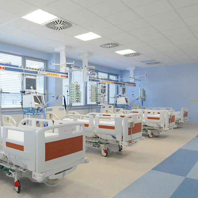 Falso techo de fibra mineral - MEDIGUARD Plain - Knauf Ceiling ...