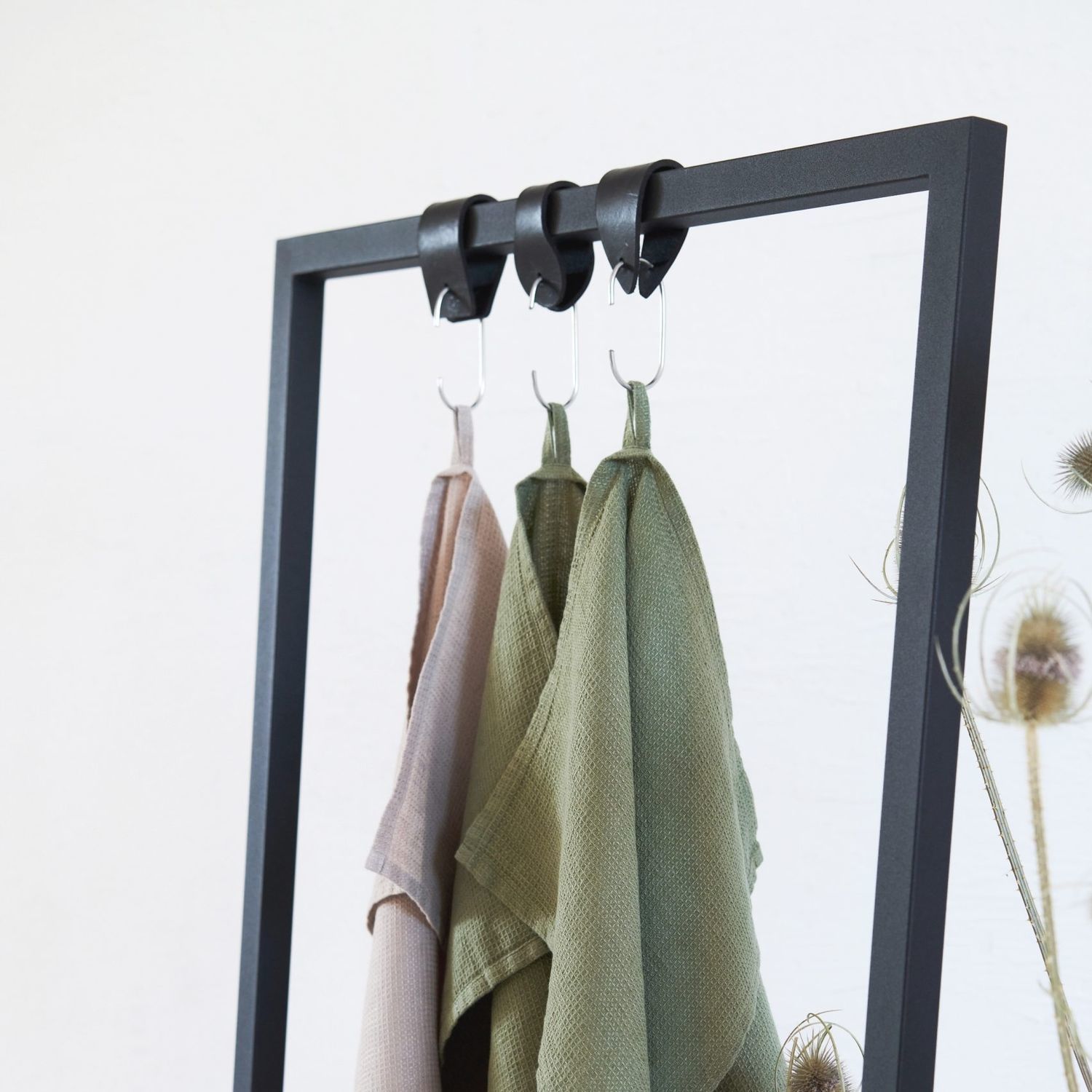 Percha contemporánea - TRIO - IDDO - de acero inoxidable / de cuero ...