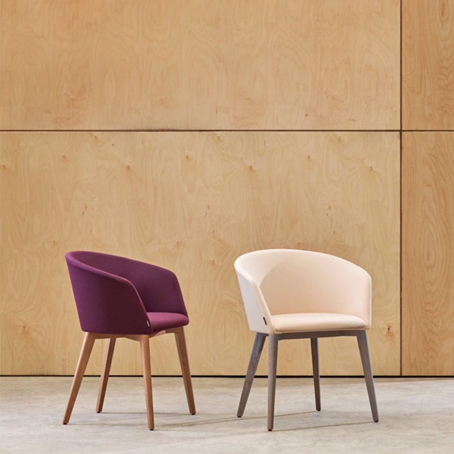 Silla contemporánea - MOON - CAPDELL - de tejido / con base de roble / tapizada