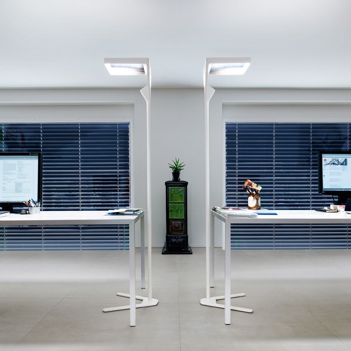 Lámpara de pie - VERTO - BELUX AG - de aluminio / de policarbonato / contemporánea