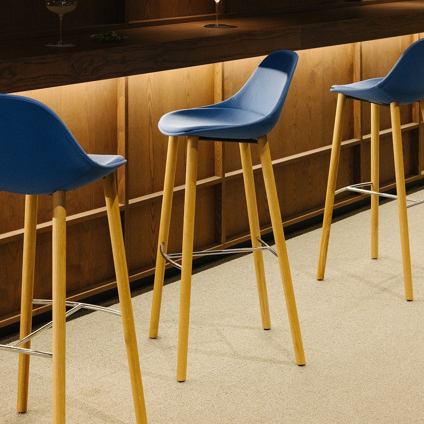 Silla de bar contemporánea - Mate Wood - Enea - para cocina / de interior / de cuero