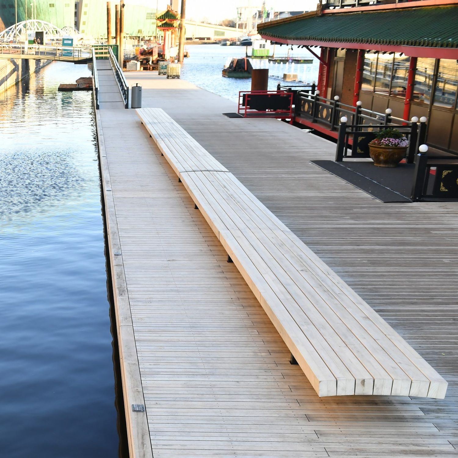 Tarima de exterior de madera - FLOATING JETTY, AMSTERDAM - Accsys Technologies - aspecto madera ...