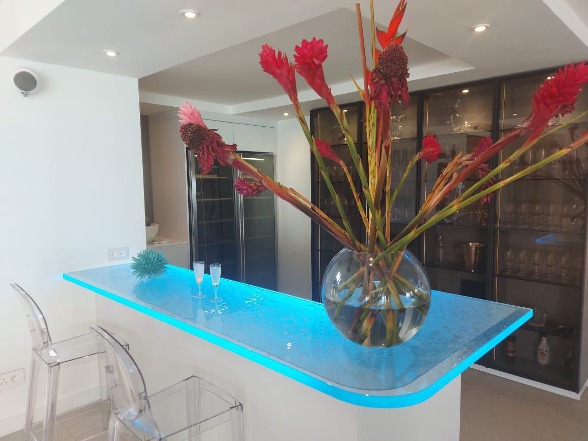 Mostrador de bar - ThinkGlass - de vidrio / de madera / de acero inoxidable