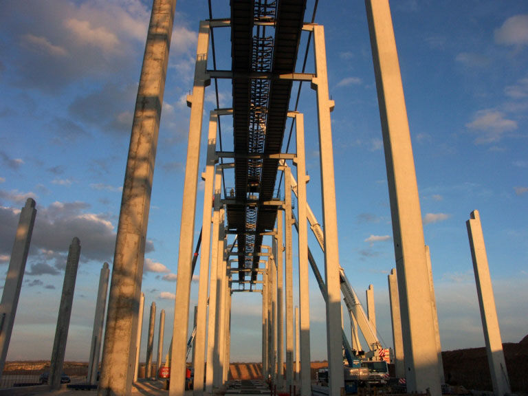 Poste prefabricado de hormigón armado - Pujol - con ménsula