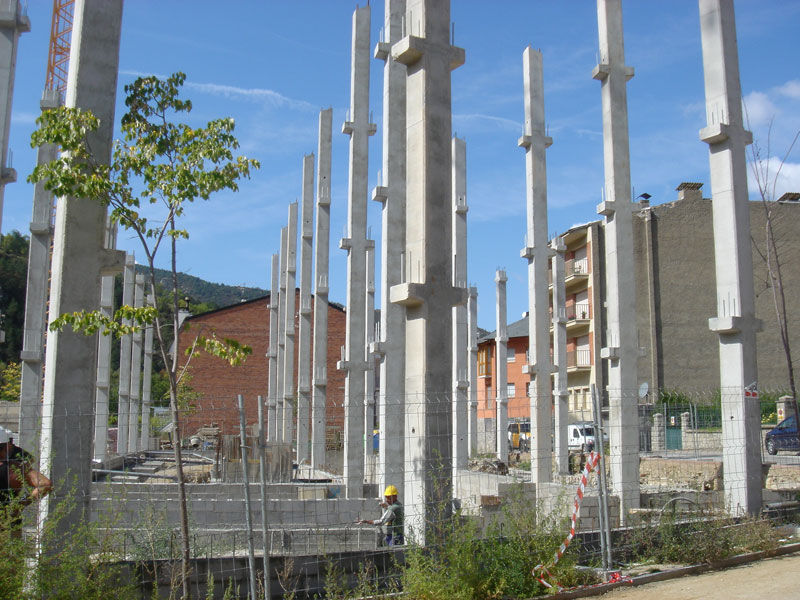 Poste prefabricado de hormigón armado - Pujol