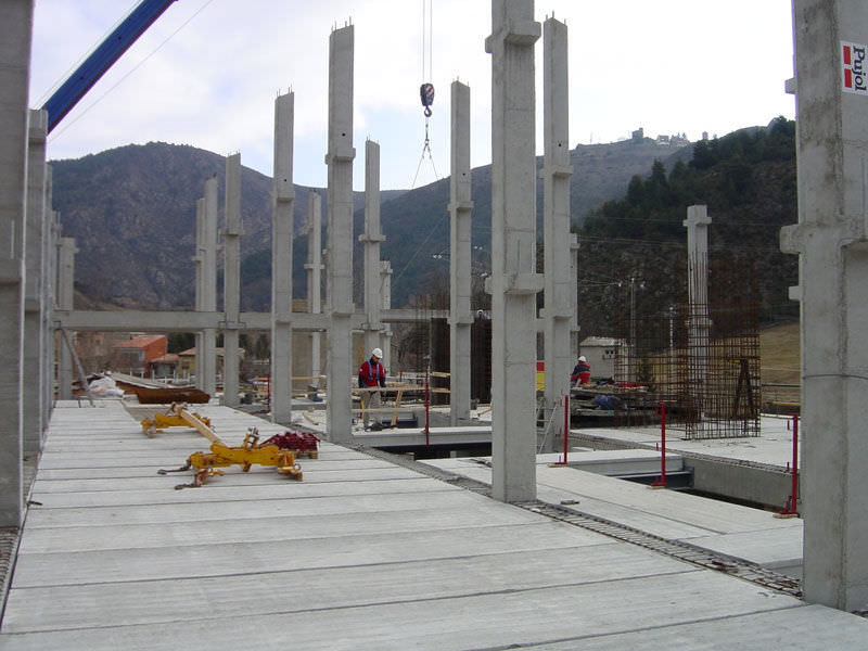 Poste prefabricado de hormigón armado - Pujol