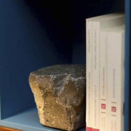 Sujetalibro de basalto - ROMA - Aeterna Design Srl