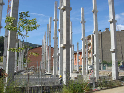 Poste prefabricado de hormigón armado - Pujol